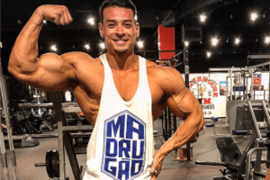 Felipe Franco abaixa as calças para exibir músculos e veias saltadas ...