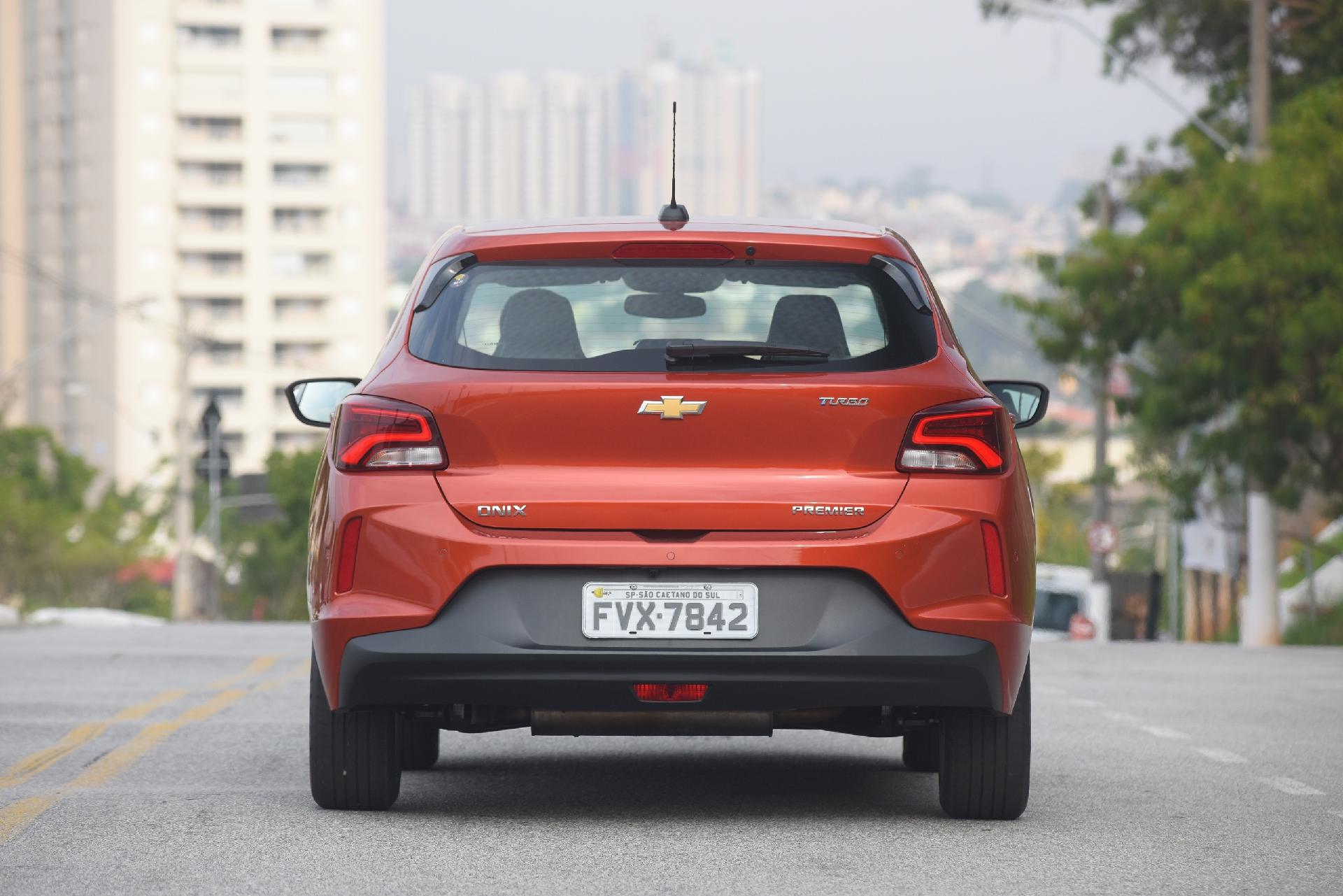 Novo Onix hatch também sofre com vazamento de combustível; veja vídeo