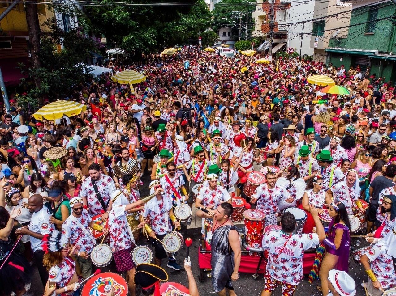 Baralho e Barbie Fascista: foliões criativos marcam a Confraria do ...