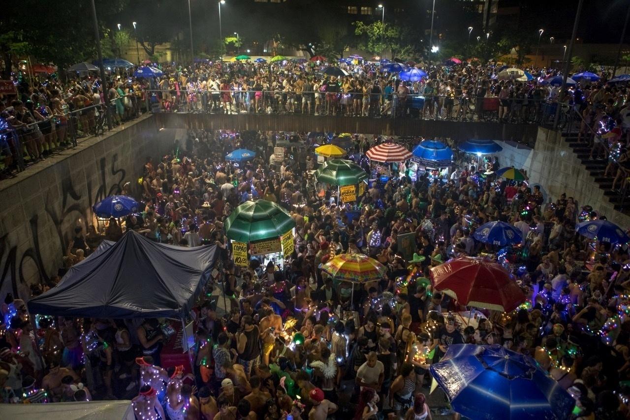 Bloco Minha Luz é de Led dribla a chuva e brilha na folia do centro do ...