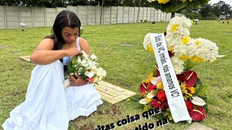 MC Kevin: Mãe do cantor emociona ao levar flores para o túmulo