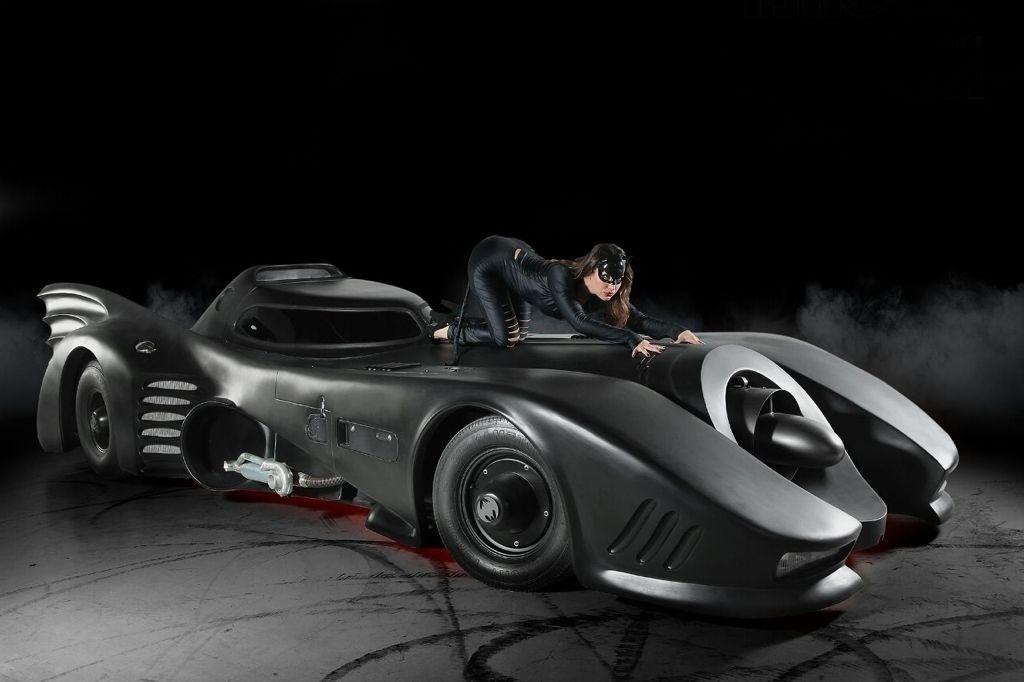 Batmóvel brasileiro tem metralhadora e pneu caro até para Bruce Wayne