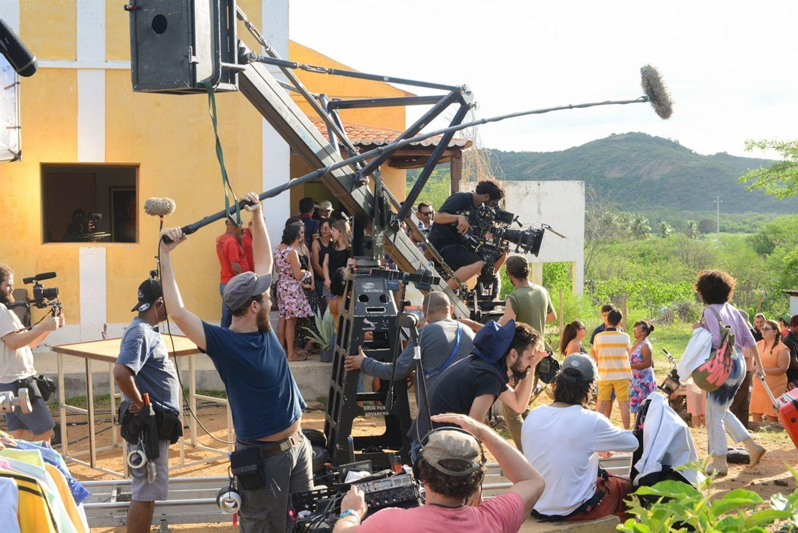 Filme brasileiro "Bacurau" vence prêmio do júri no Festival de Cannes ...