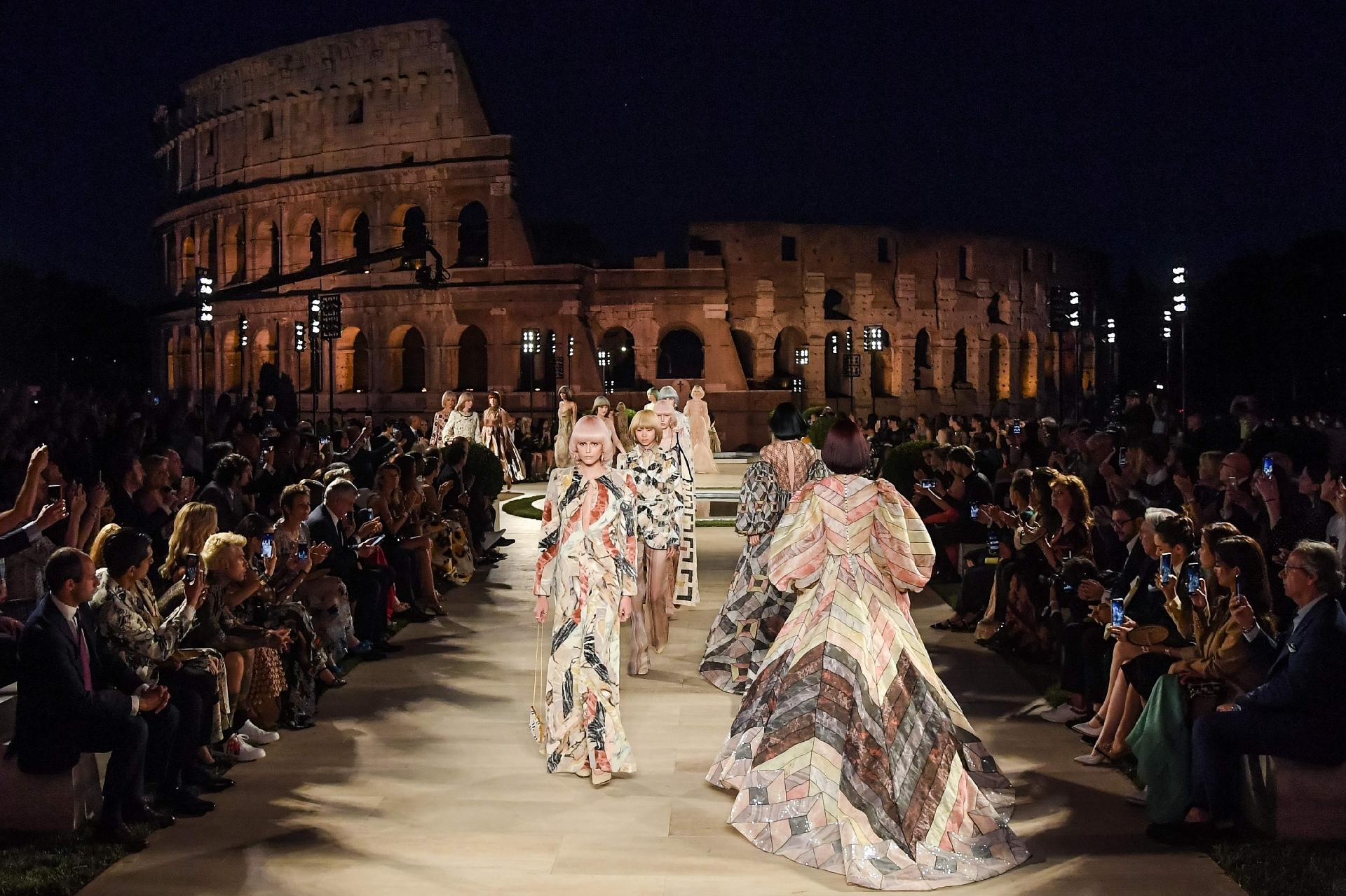 Fendi homenageia Lagerfeld com desfile no coração de Roma - 05/07/2019 ...