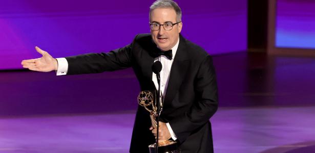 John Oliver agradece cachorra morta em discurso do Emmy 2024