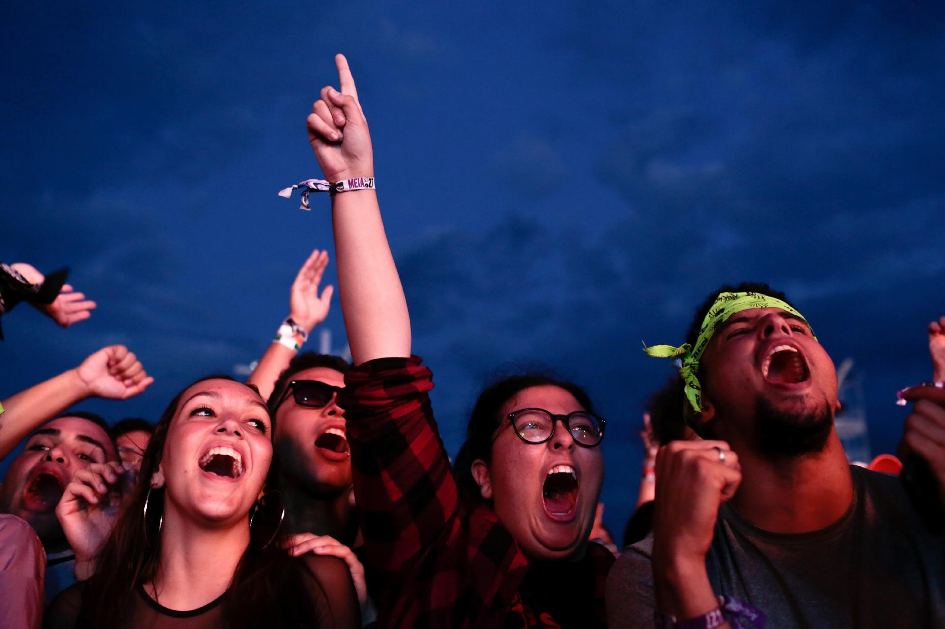 Rock in Rio: Tênis "afundado na lama" vira ímã de selfies e histórias ...