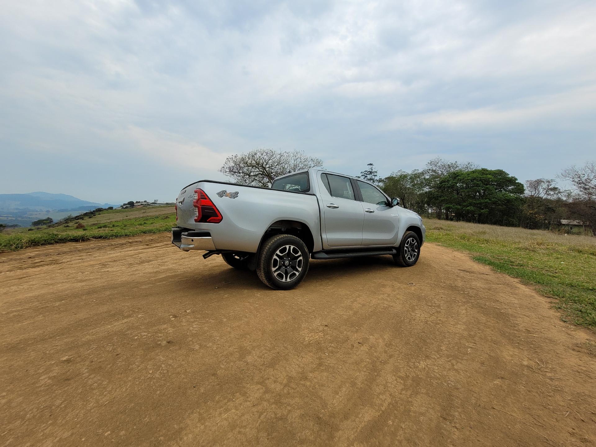 Toyota Hilux 2021 supera os 200 cv, ganha tecnologia e suspensão digna ...