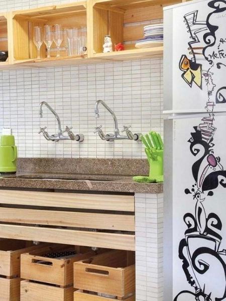 6 ideias para ocupar ou 'esconder' o vão embaixo da pia na cozinha - 06/03/2023 - UOL Nossa