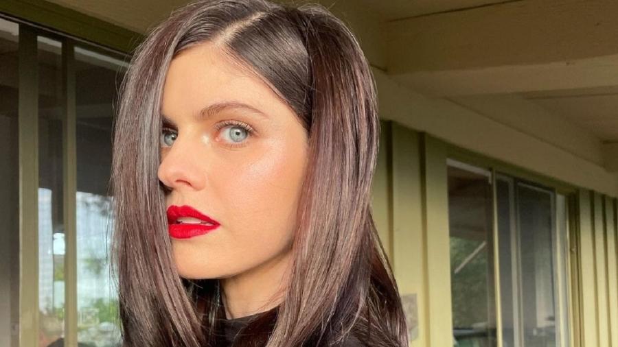 Alexandra Daddario, de 'The White Lotus', posa nua sentada em cama