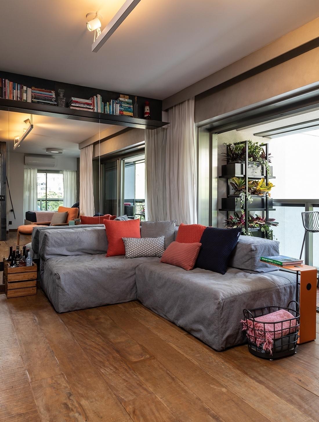 Fotos: Pequeno com estilo: apê de 44 m² ganha cara de loft com varandas ...