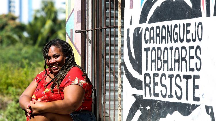 'Gorda, negra e firme': Ela largou governo para salvar famílias