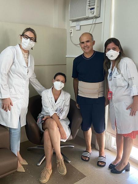 Médico vira paciente da própria equipe: 'Chamei garotos pra me operar'