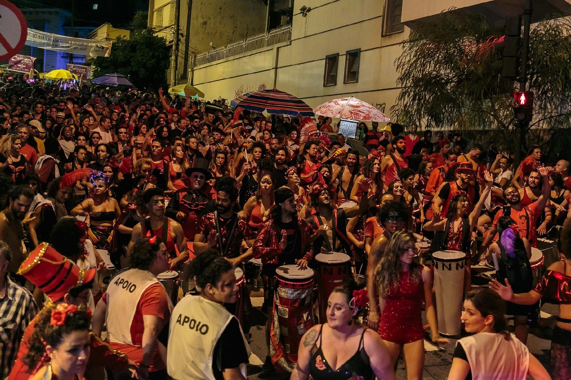 Fotos: Corpão do cantor do bloco Roda de Timbau faz sucesso em BH - 09 ...
