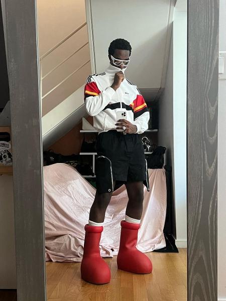 Botas 'de desenho animado' dividem a internet, mas conquistam ...