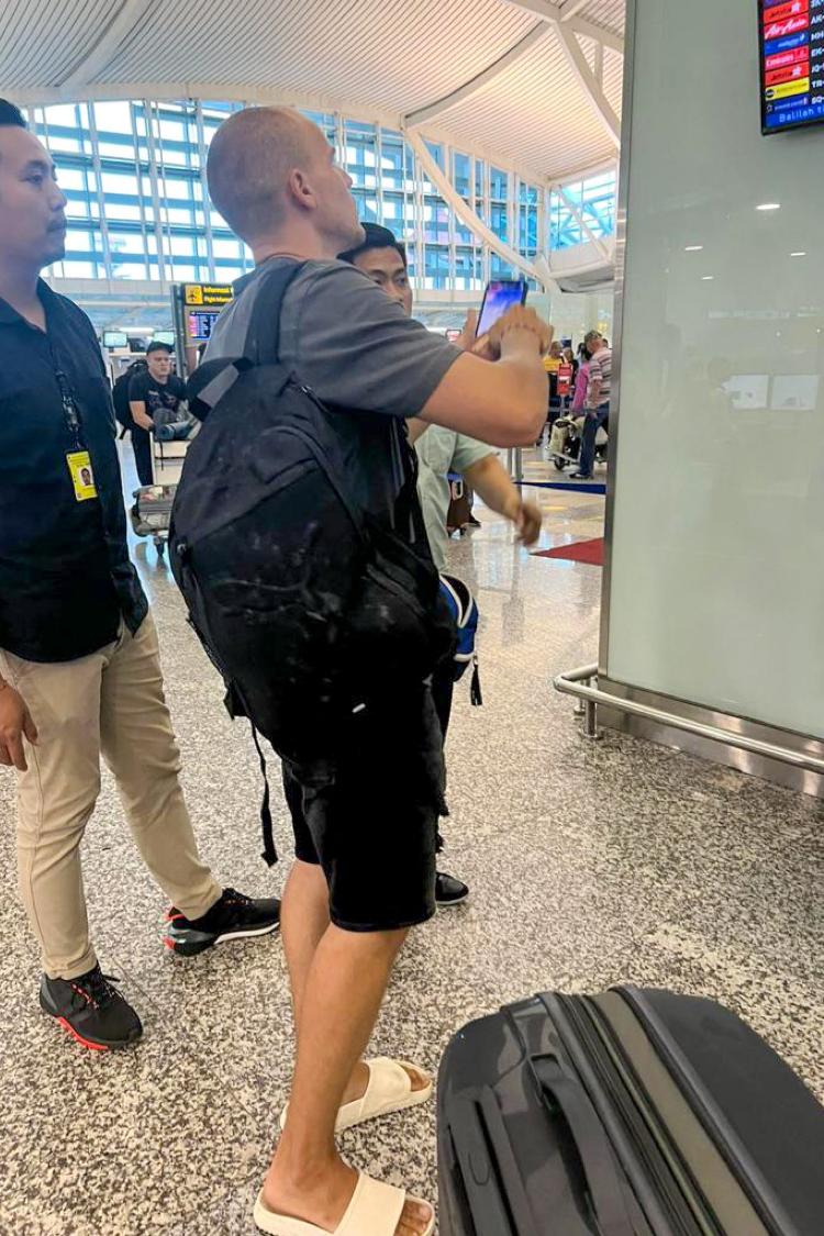 Turista russo é deportado após postar foto seminu em monte sagrado