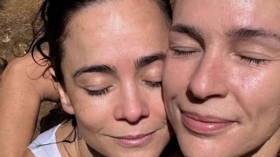 Alice Braga e namorada compartilham momento de carinho