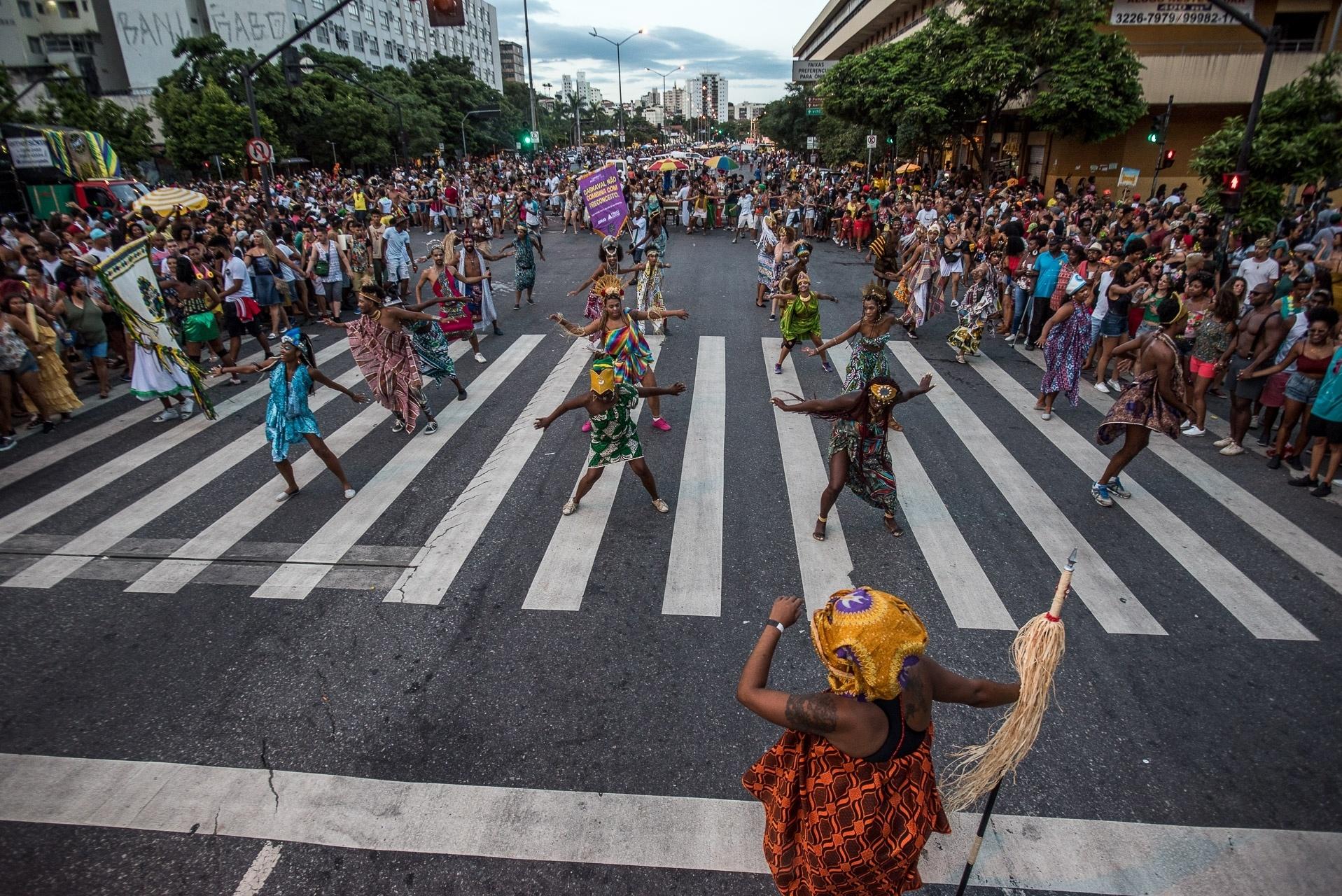 Fotos: Bloco Angola Janga arrasta 150 mil em BH - 12/02/2018 - UOL Carnaval