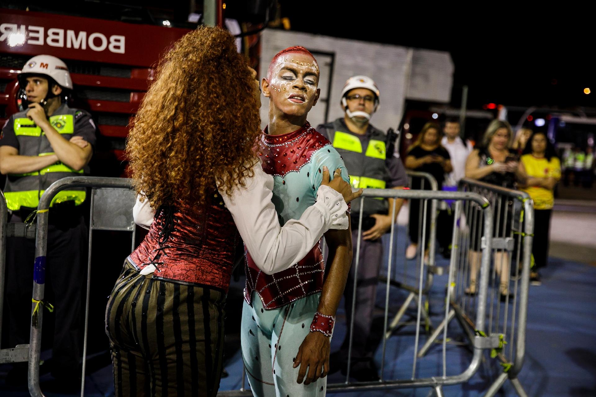 Juju Salimeni fica sem água e à base de frango e ovo para desfile - 22 ...