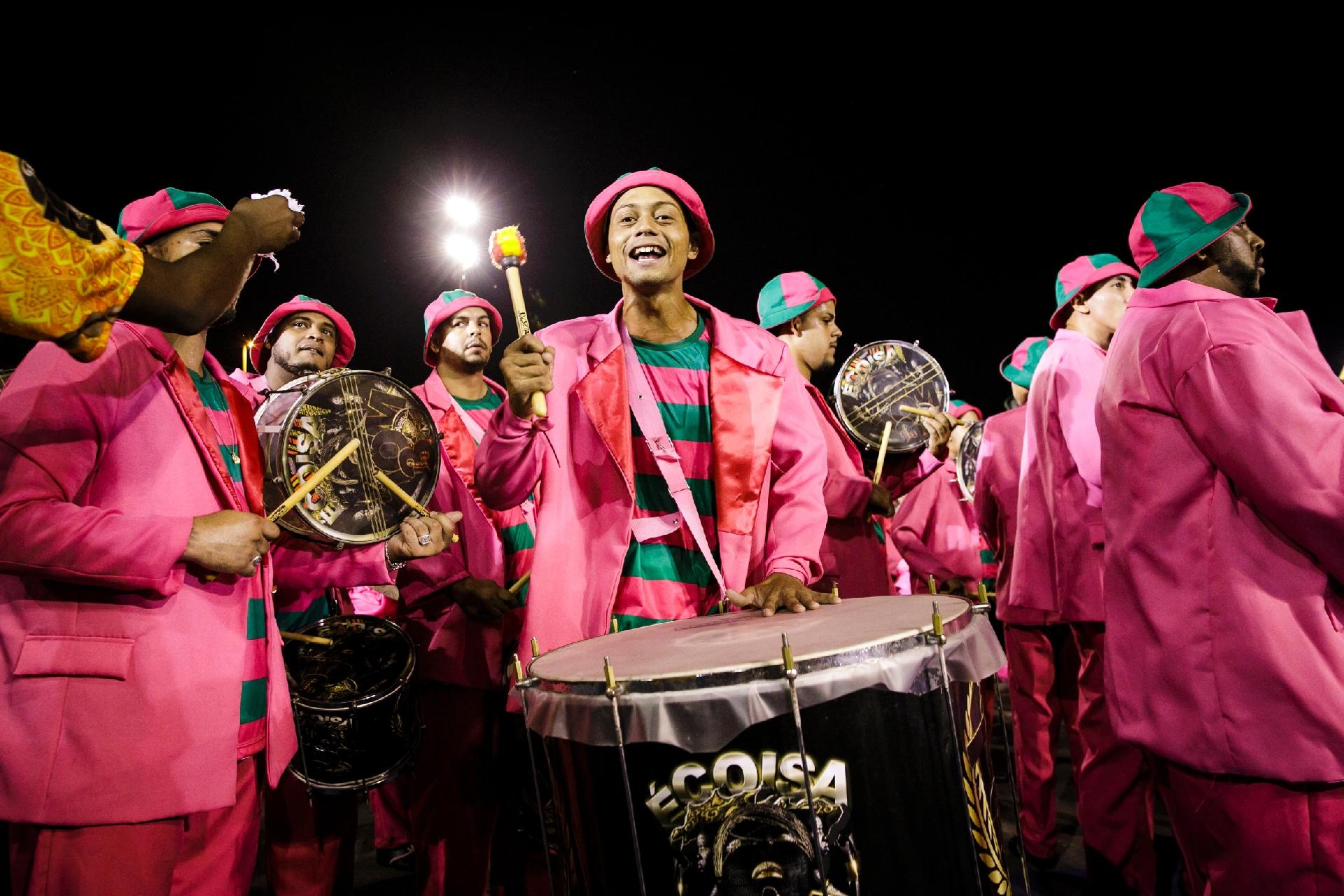 Juju Salimeni fica sem água e à base de frango e ovo para desfile - 22 ...