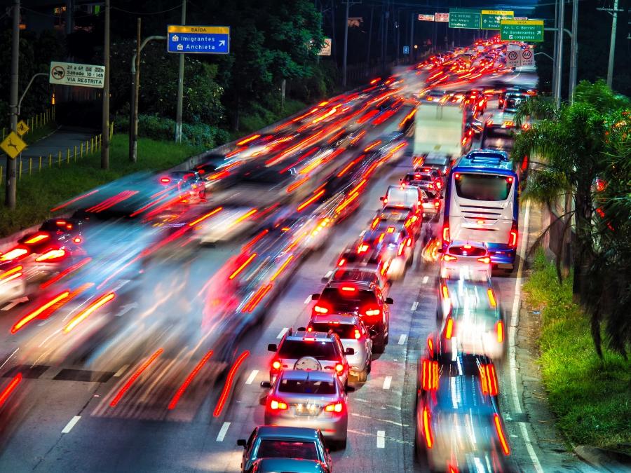 Rodízio em SP: evite multas usando apps como Waze e Google Maps