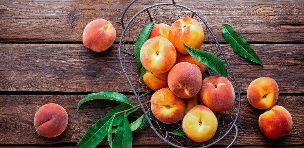 Pêssegos assados são fáceis de fazer e vão bem com saladas; veja como ...