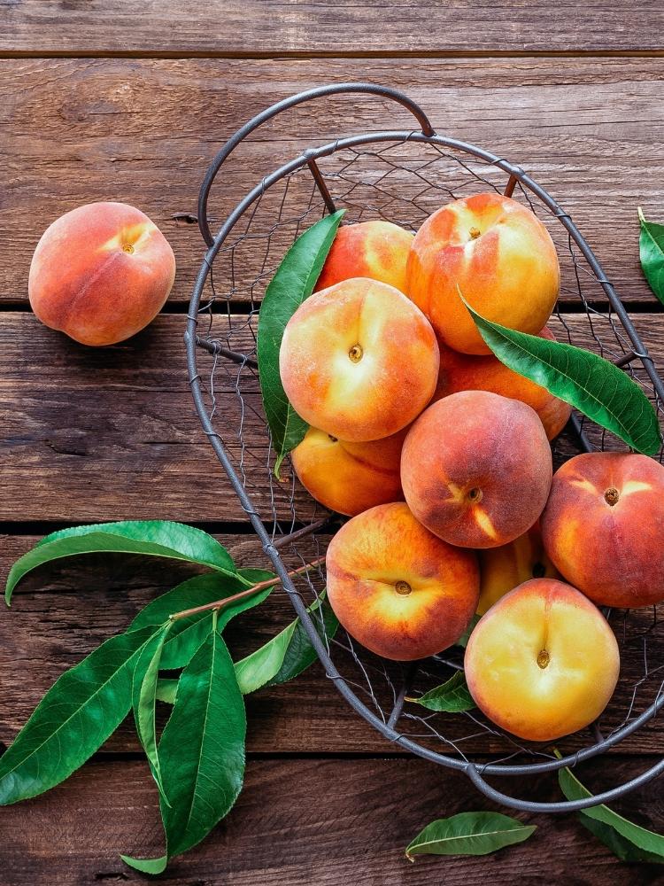 Suga açúcar do sangue, emagrece e baixa pressão: 9 benefícios do pêssego