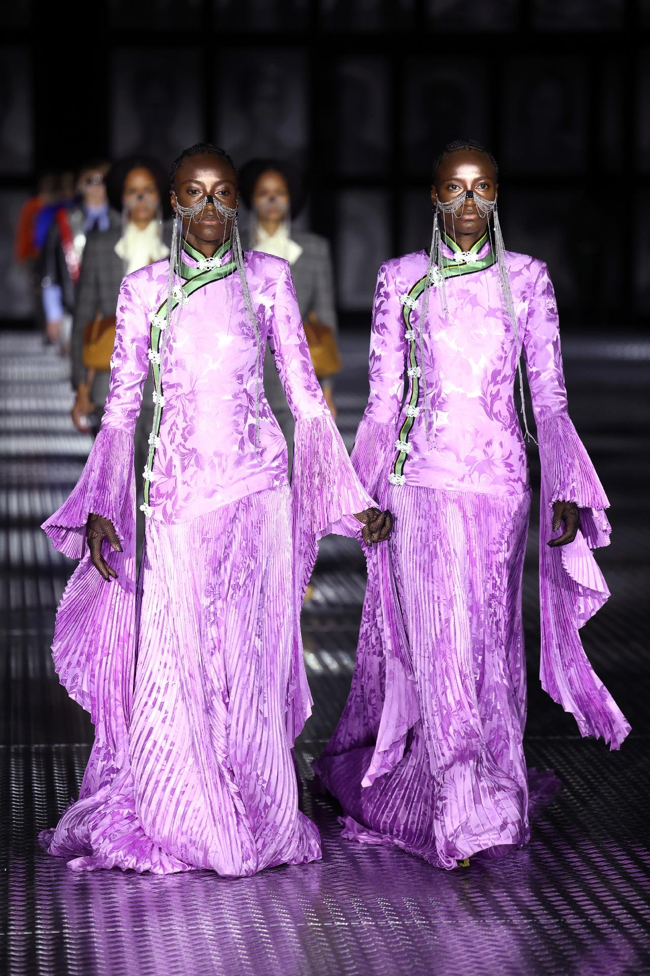 68 irmãos gêmeos e Gremlin: Gucci dá o que falar com desfile viral em ...