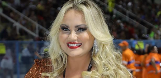 Ellen Roche explana corpaço sarado com fantasia da Supergirl