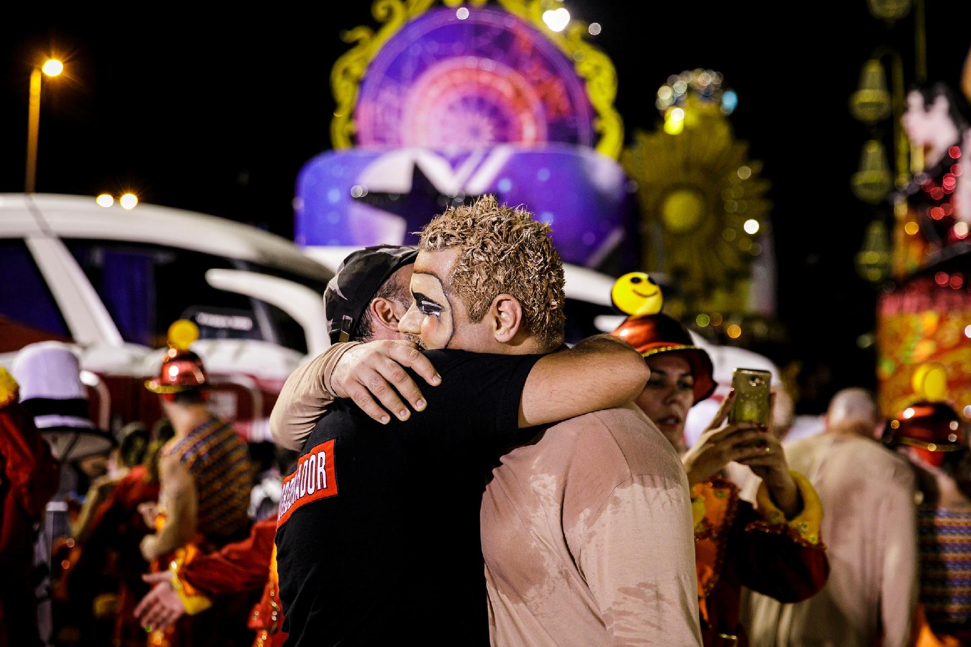 Juju Salimeni fica sem água e à base de frango e ovo para desfile - 22 ...