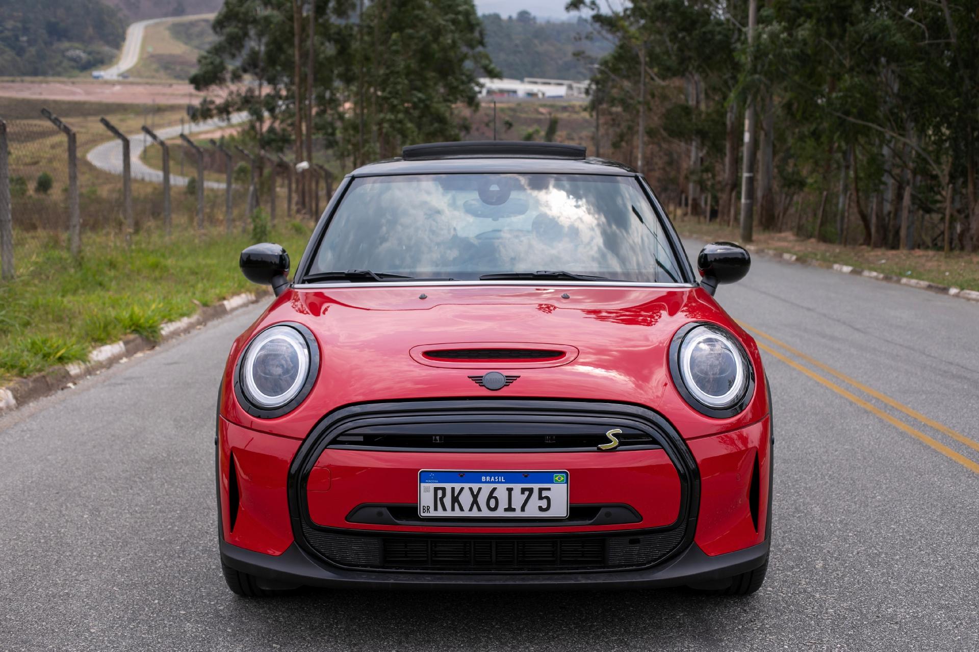 Fiat 500 e Mini Cooper: elétricos e retrôs a R$ 240 mil valem a pena?