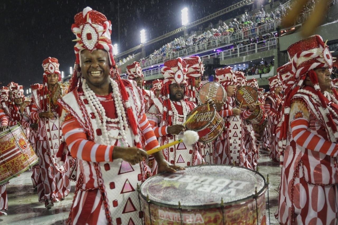 Fotos: Chuva toma conta da Sapucaí na última noite de desfiles do ...