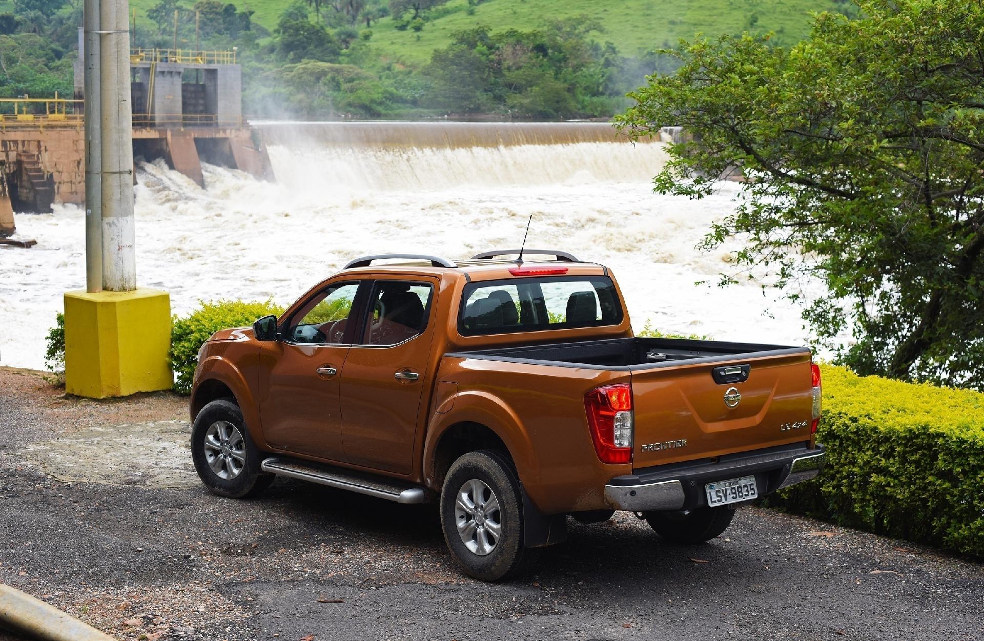 Off-road: Nissan Frontier SE vai ao limite em trajeto pesado