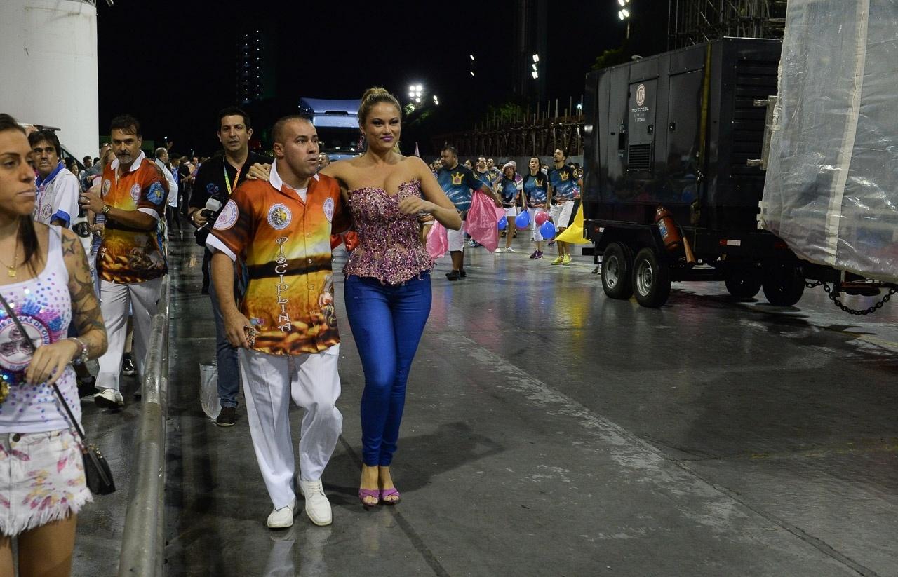 Ellen Rocche exibe decote durante ensaio técnico da Rosas de Ouro - 06 ...