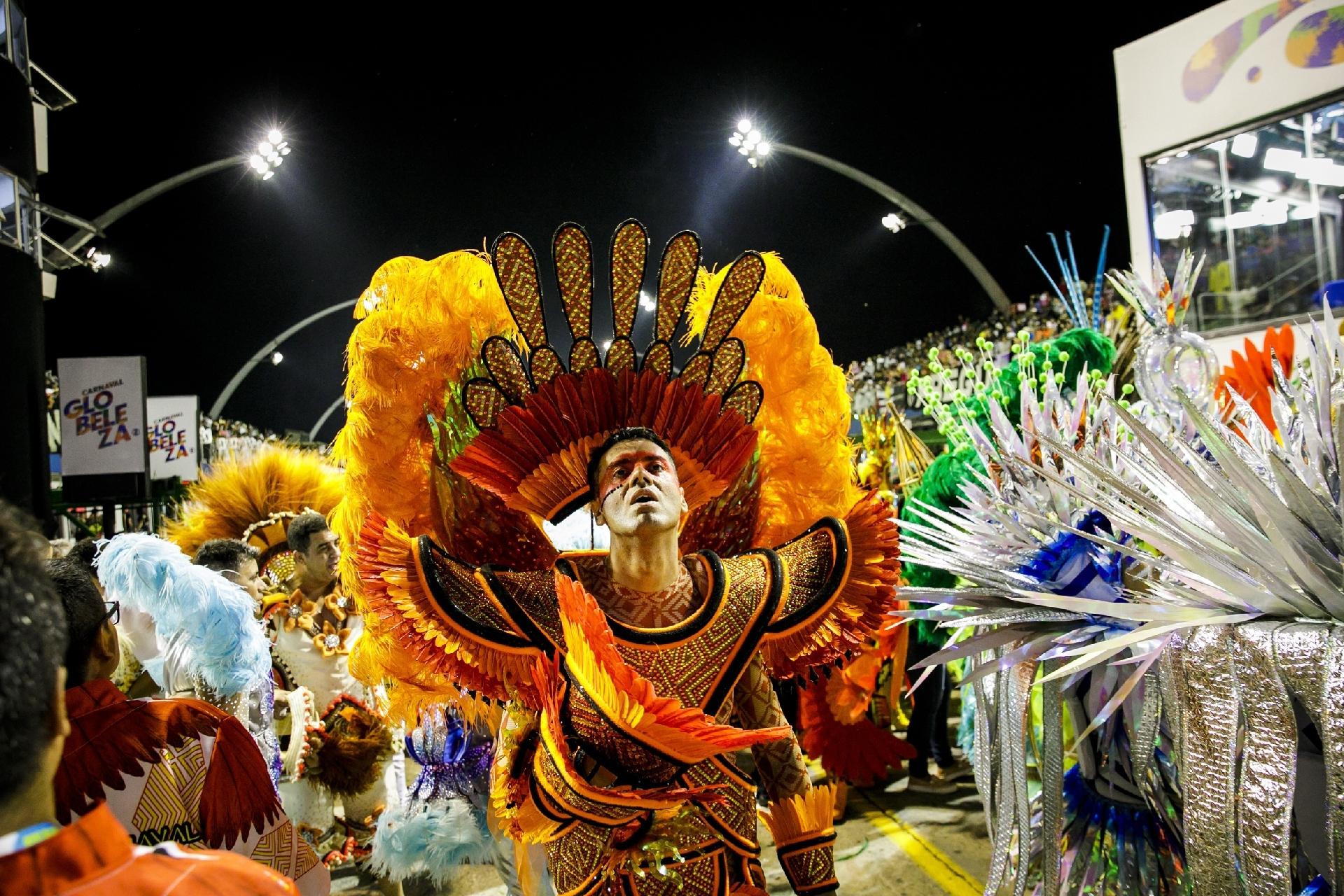 Veja fotos dos bastidores do segundo dia de desfile do Carnaval de SP ...