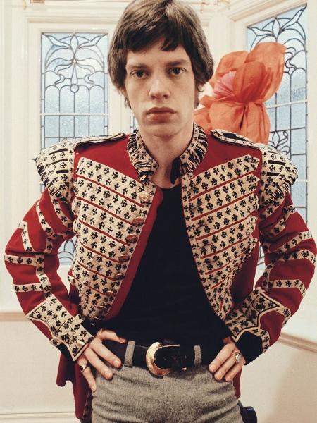 Mick Jagger fez história na moda masculina com seu estilo irreverente ...