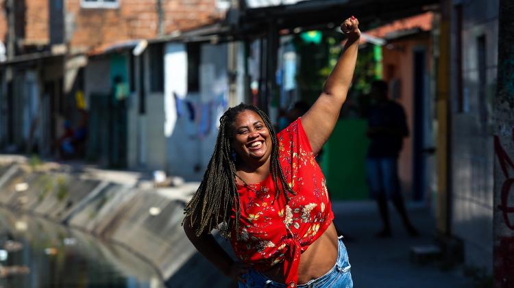 'Gorda, negra e firme': Ela largou governo para salvar famílias