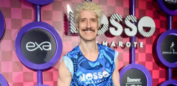 Theo Cochrane relembra quando teve sexualidade exposta no Carnaval