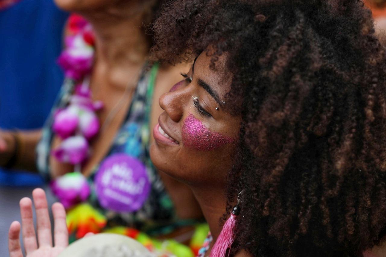 Carnaval no Rio: Quem é Raquel Potí, pernalta que coloriu blocos