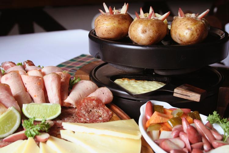 O que é uma raclette? Conheça o ritual do queijo derretido