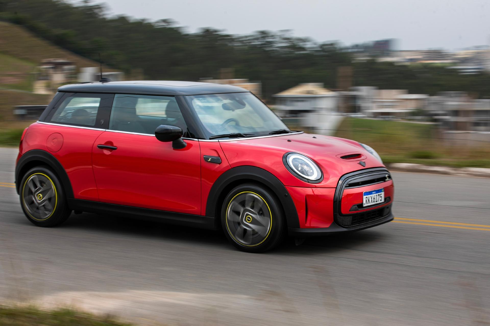 Fiat 500 e Mini Cooper: elétricos e retrôs a R$ 240 mil valem a pena?