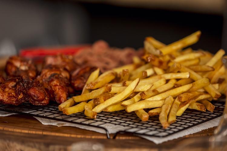 Batata frita sequinha: aprenda truques para o petisco perfeito