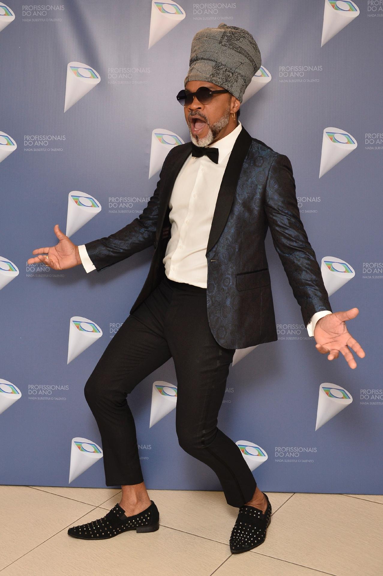 Fotos: 21 momentos que o visual de Carlinhos Brown deu um nó na sua ...