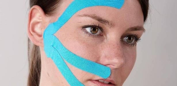 Taping facial: bandagem promete menos inchaço e flacidez no rosto ...