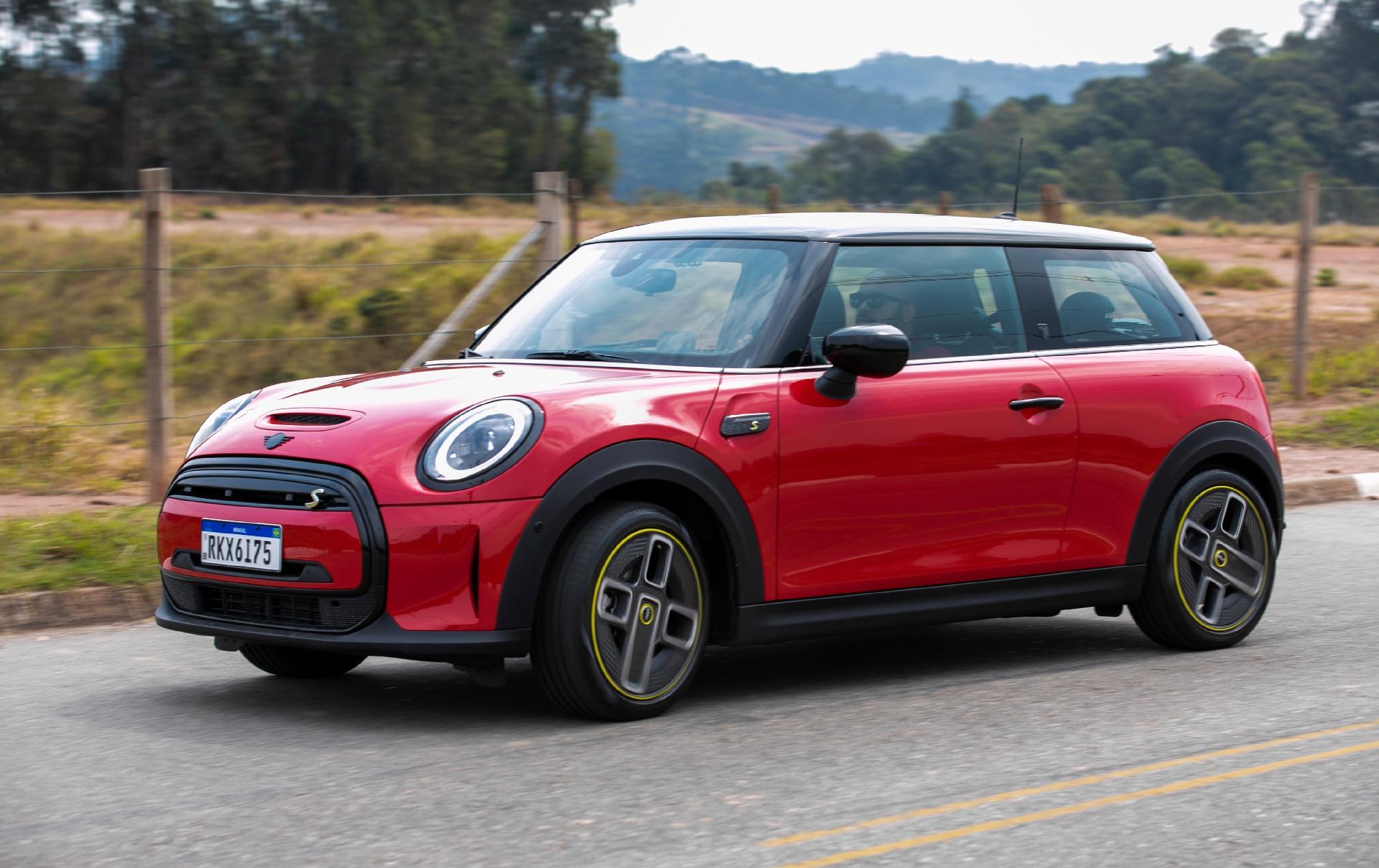 Fiat 500 e Mini Cooper: elétricos e retrôs a R$ 240 mil valem a pena?