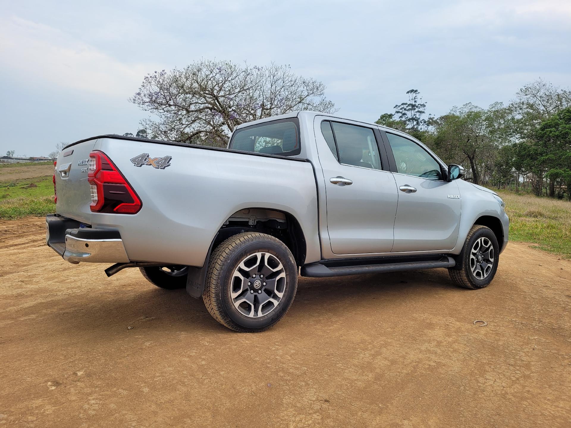 Toyota Hilux 2021 supera os 200 cv, ganha tecnologia e suspensão digna ...