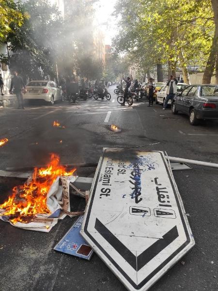 Iraniana Fala Sobre Protestos No Irã Medo E Esperança De Mudança