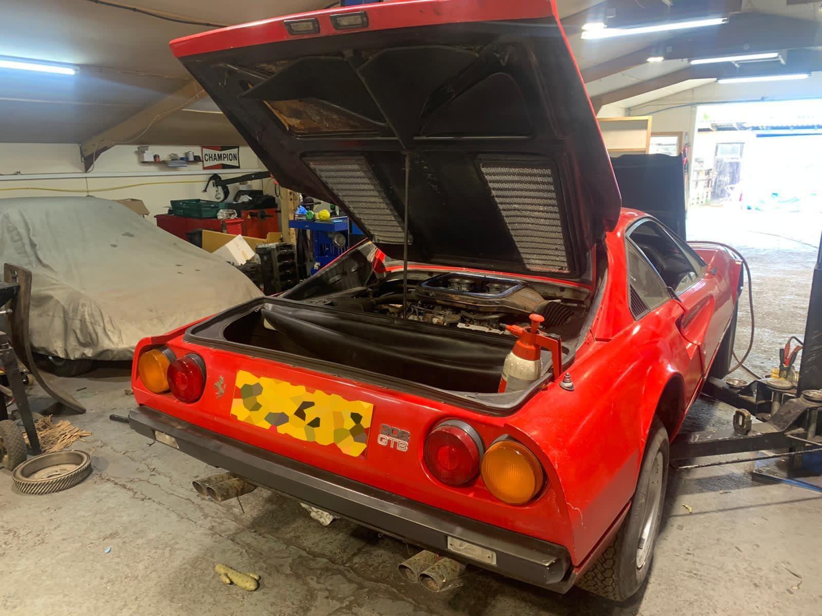 Ferrari 308 'à prova de ferrugem' é salva após ficar 34 anos parada