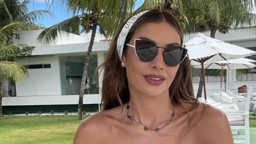 Patrícia Poeta posa com tomara que caia em viagem e é exaltada