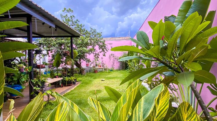 Designer transforma e colore a casa da avó com jardim, piscina e ...