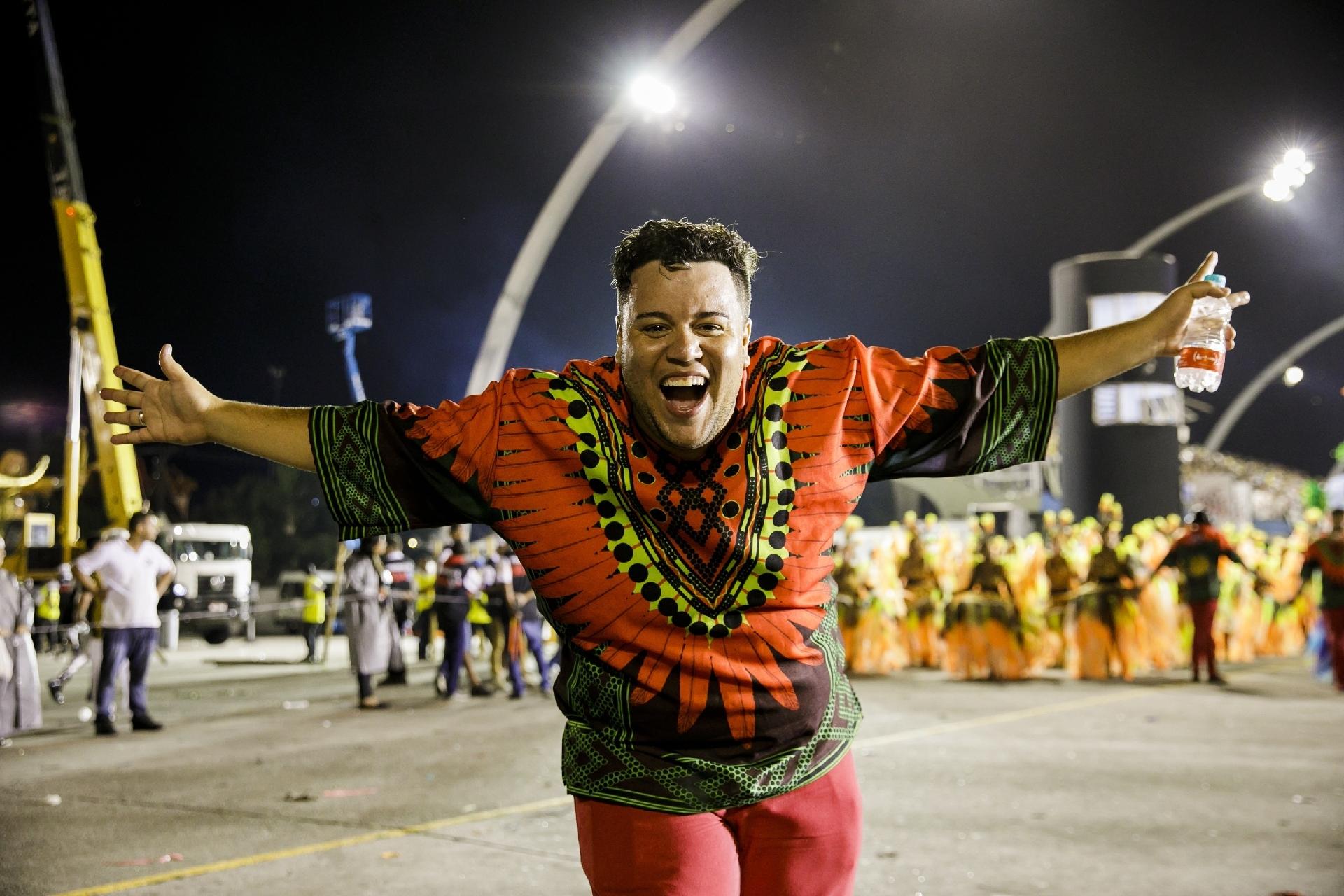 Veja fotos dos bastidores do segundo dia de desfile do Carnaval de SP ...